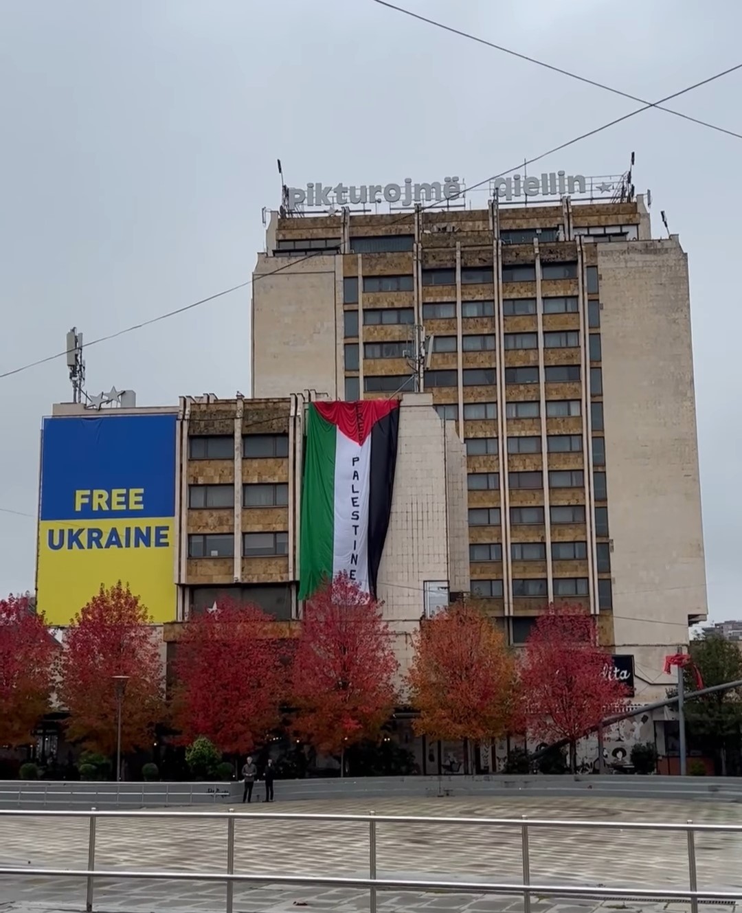 Kosova’nın tarihi oteline dev özgür Filistin bayrağı asıldı - Son Dakika 24 Kosova’nın tarihi oteline dev özgür Filistin bayrağı asıldı - Son Dakika 24